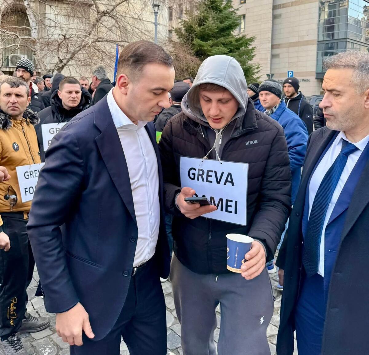 Ministrul Energiei a mers să facă poze cu greviștii