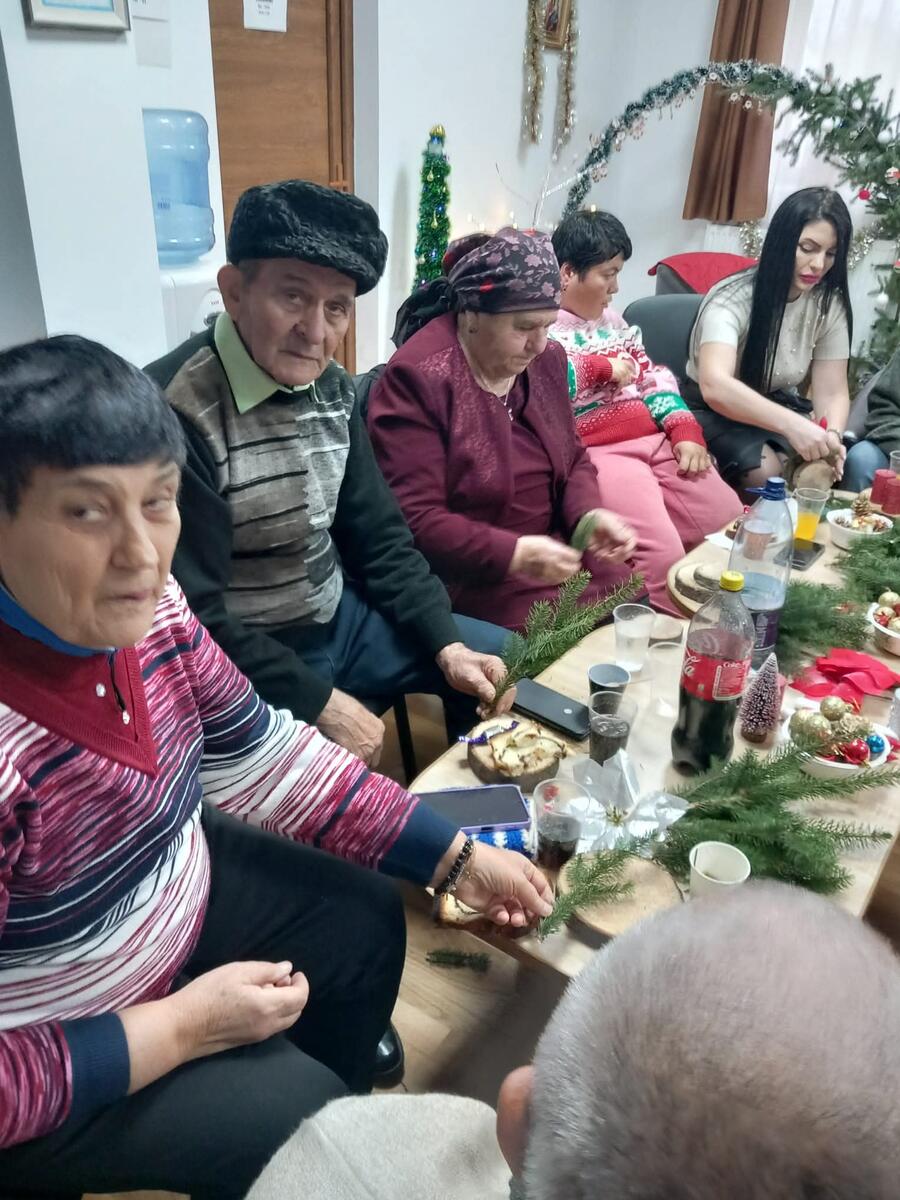 Seniorii din Bălești au confecționat decorațiuni de Crăciun