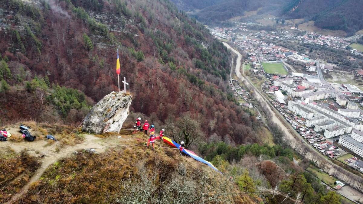 Drapel de 15 metri, în vârful muntelui