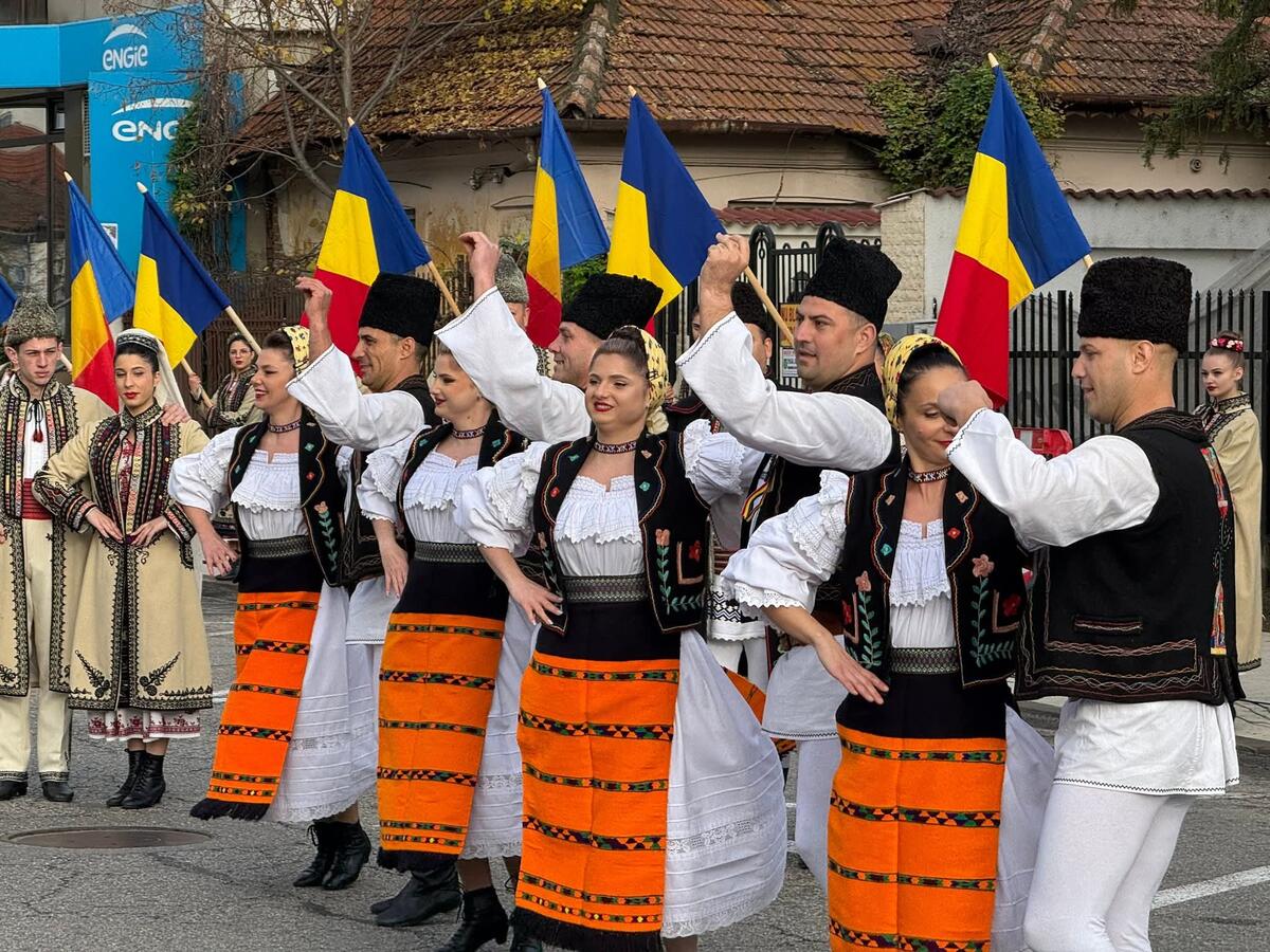 Târgu Jiu: Sute de oameni, la paradă