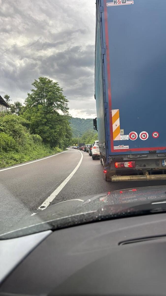 Coșmar pe Valea Oltului. Șoferii stau cu orele în coloane