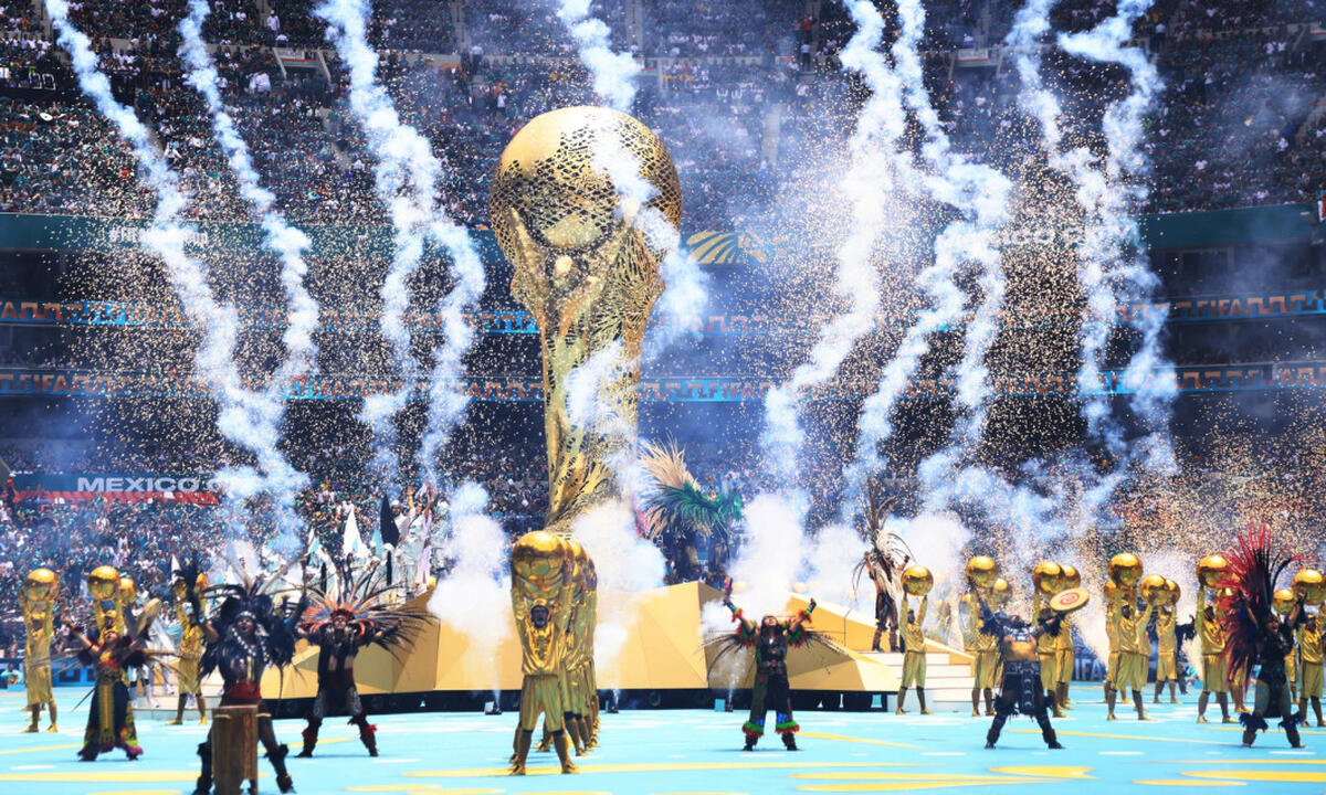 Primul meci al Mondialului începe cu 80.824 fani, la 2.200 metri ...