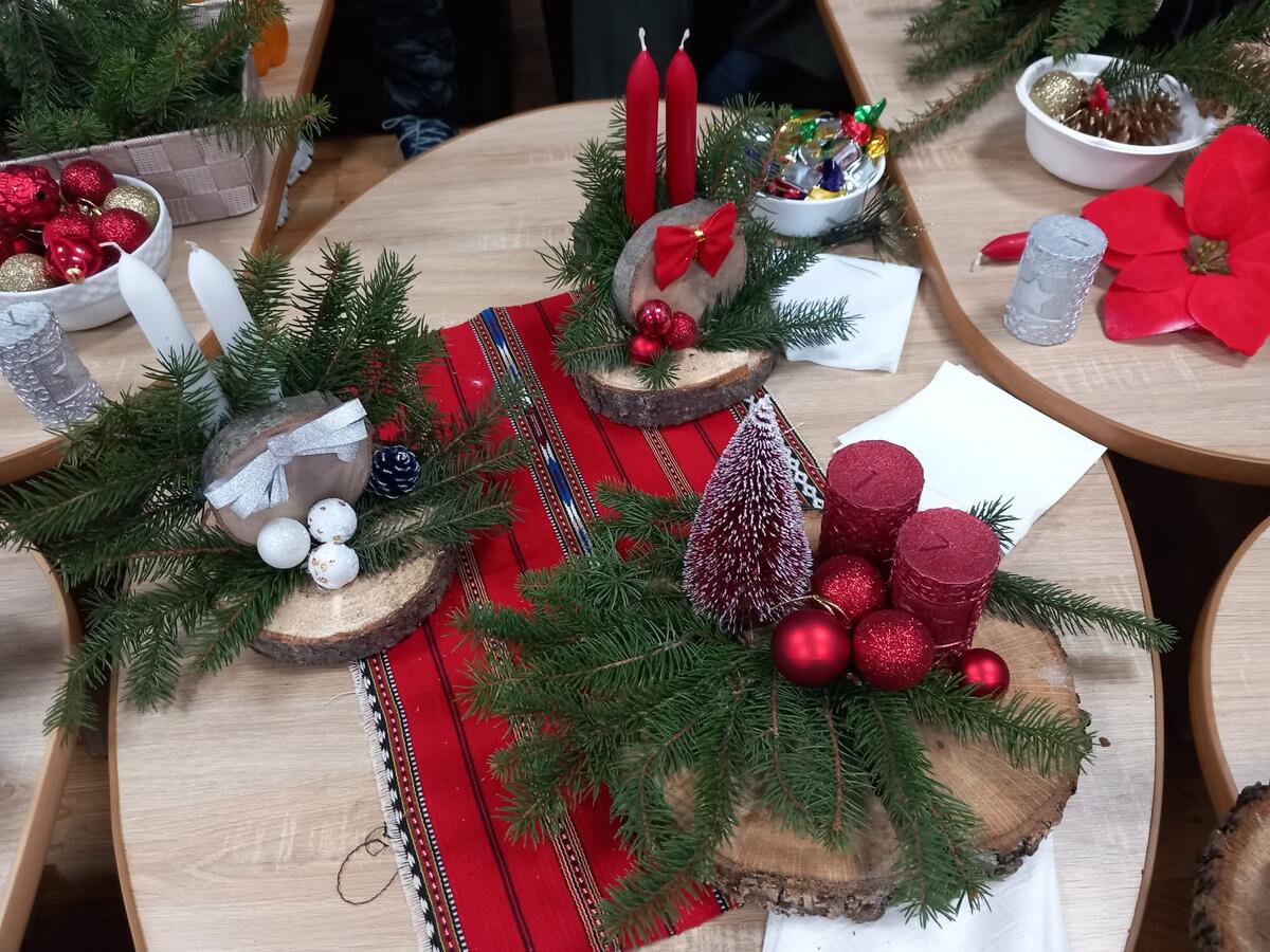 Seniorii din Bălești au confecționat decorațiuni de Crăciun
